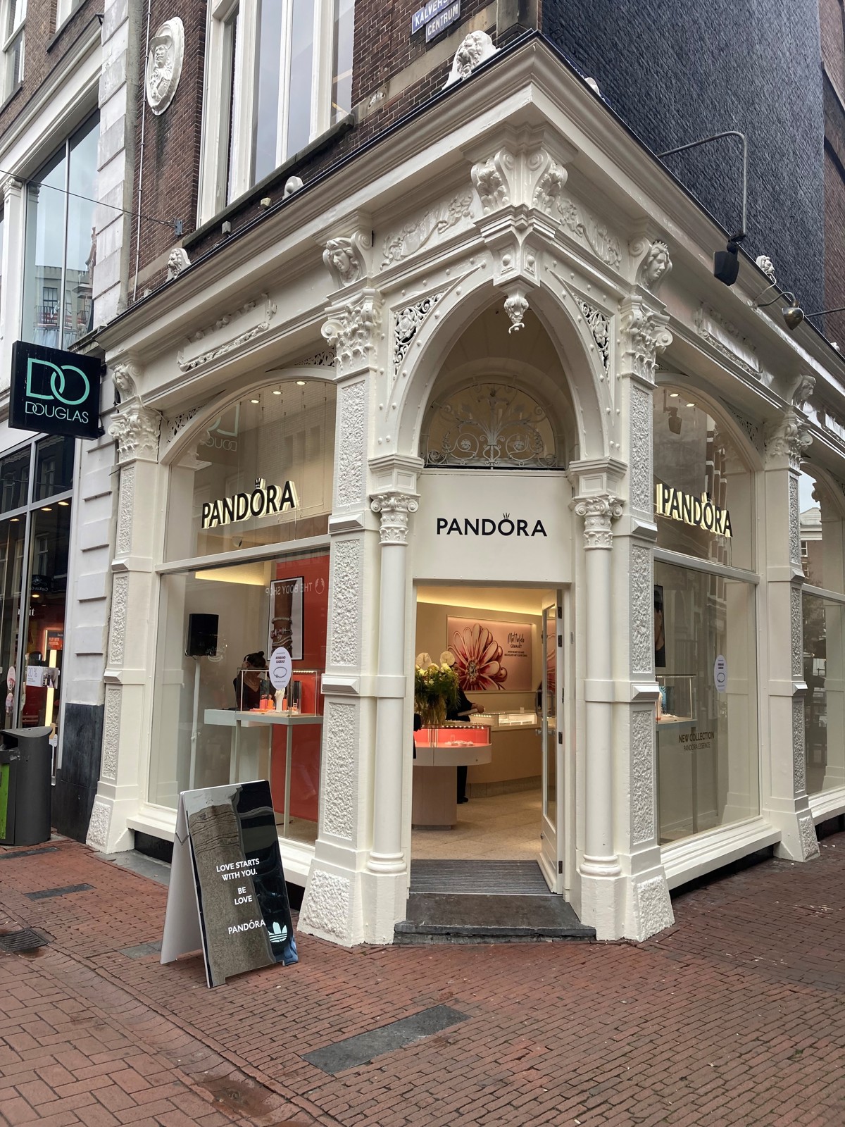 Pandora opent nieuwe winkel aan de Kalverstraat 73 in Amsterdam